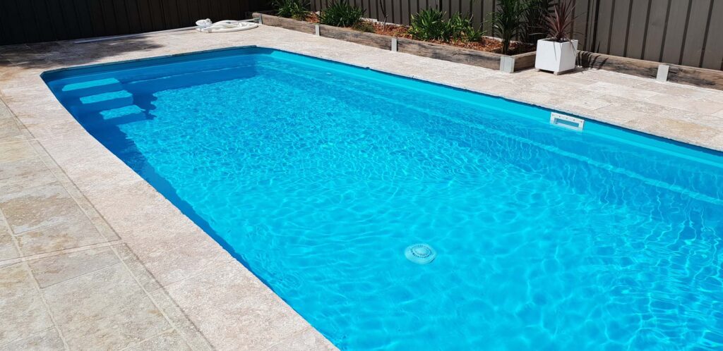 Residential pool painted in LUXAPOOL Epoxy Turquoise colour