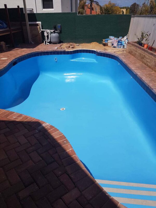 Domestic pool painted with LUXAPOOL epoxy® Misty Blue