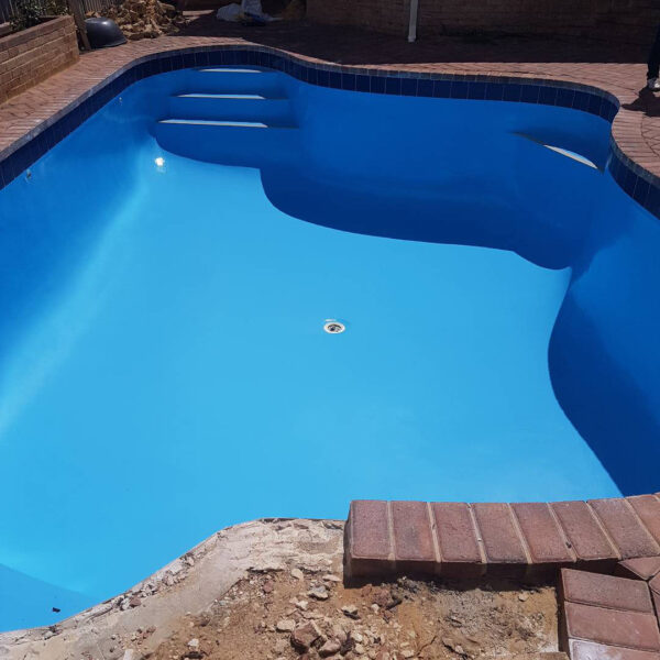 Domestic pool painted with LUXAPOOL epoxy® Misty Blue