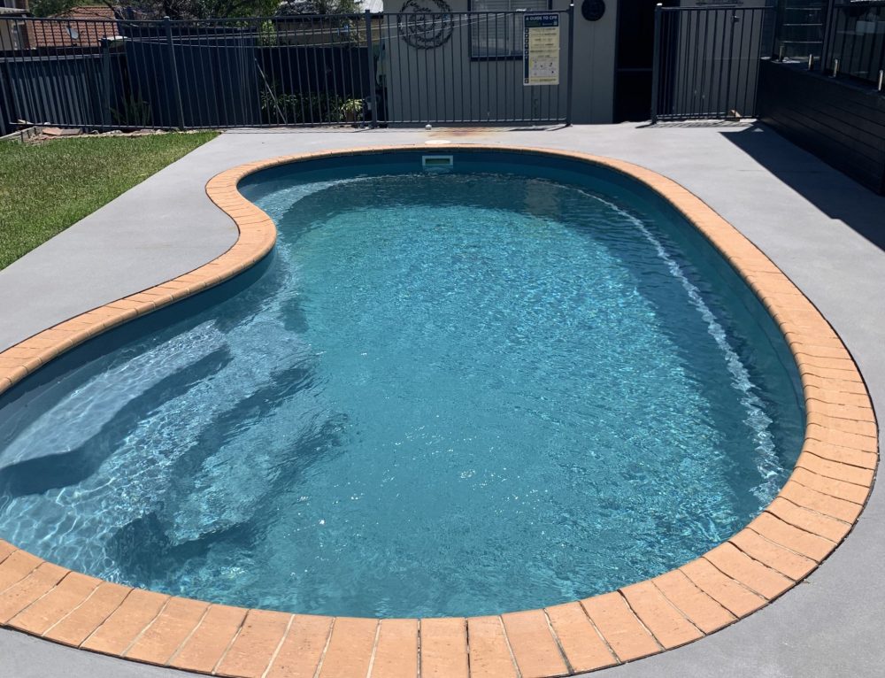 LUXAPOOL® epoxy pool paint in Platinum colour